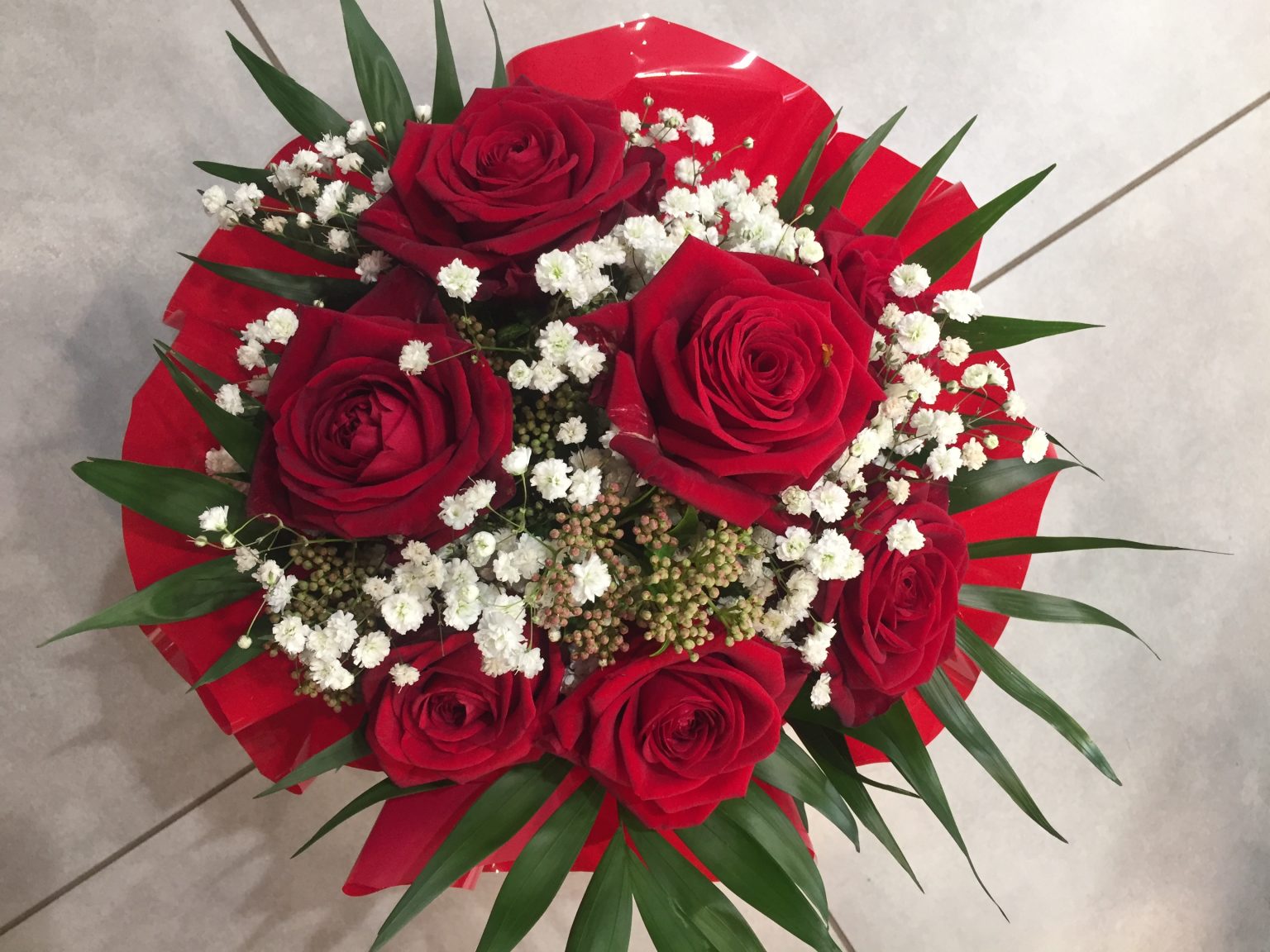 Bouquet bulle 7 roses rouges gypsophile – Crea flor